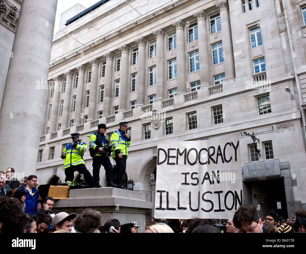 Metropolitan Protesters and police at the G20 demonstration in the City ...