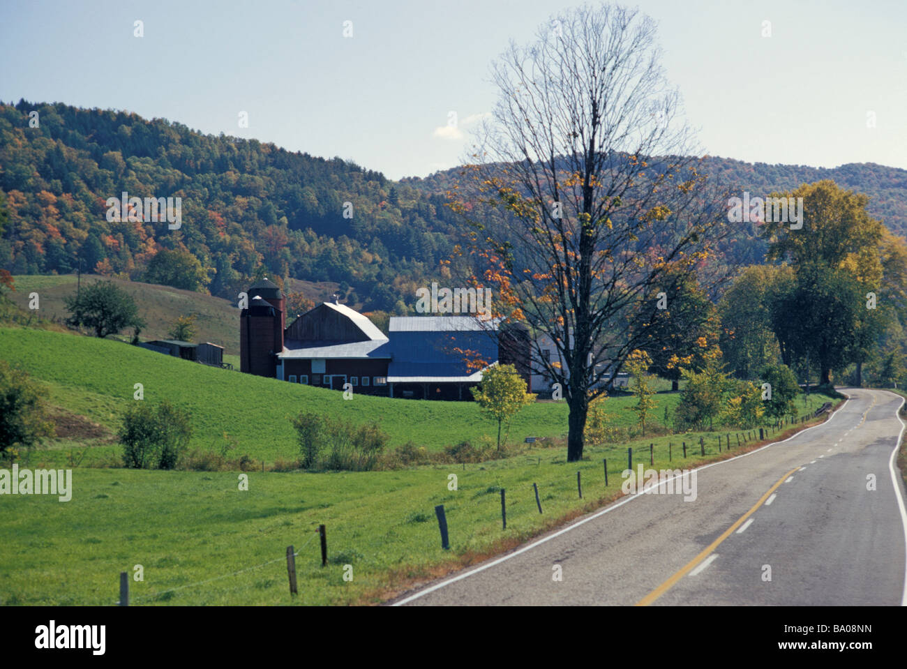 Farm and country highway Stock Photo - Alamy