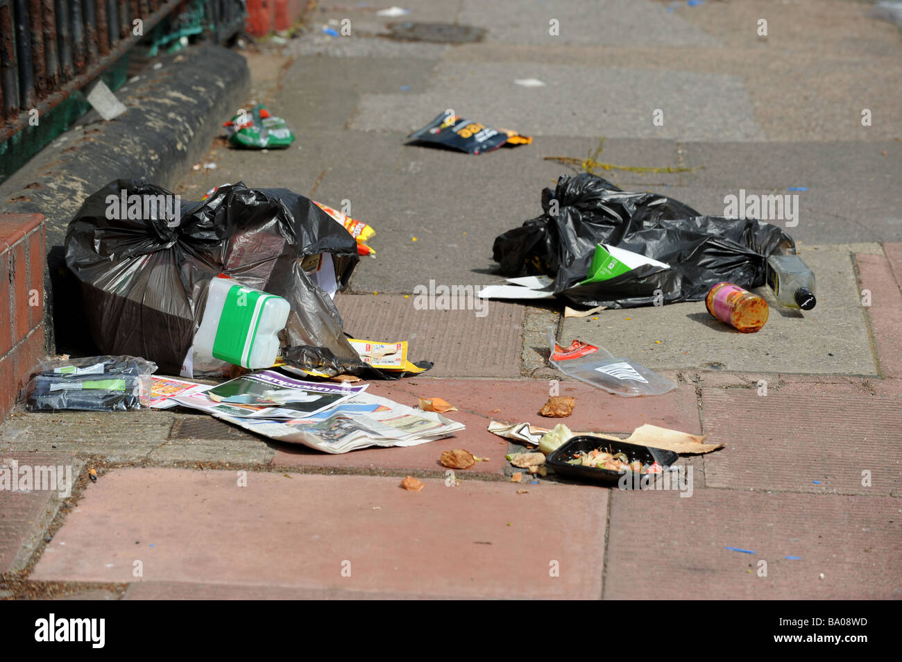 Bin liner hi-res stock photography and images - Alamy