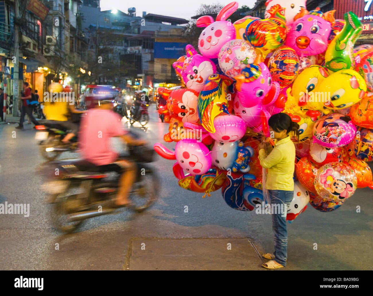 balloon vendor in traffic in Hanoi Vietnam Stock Photo - Alamy