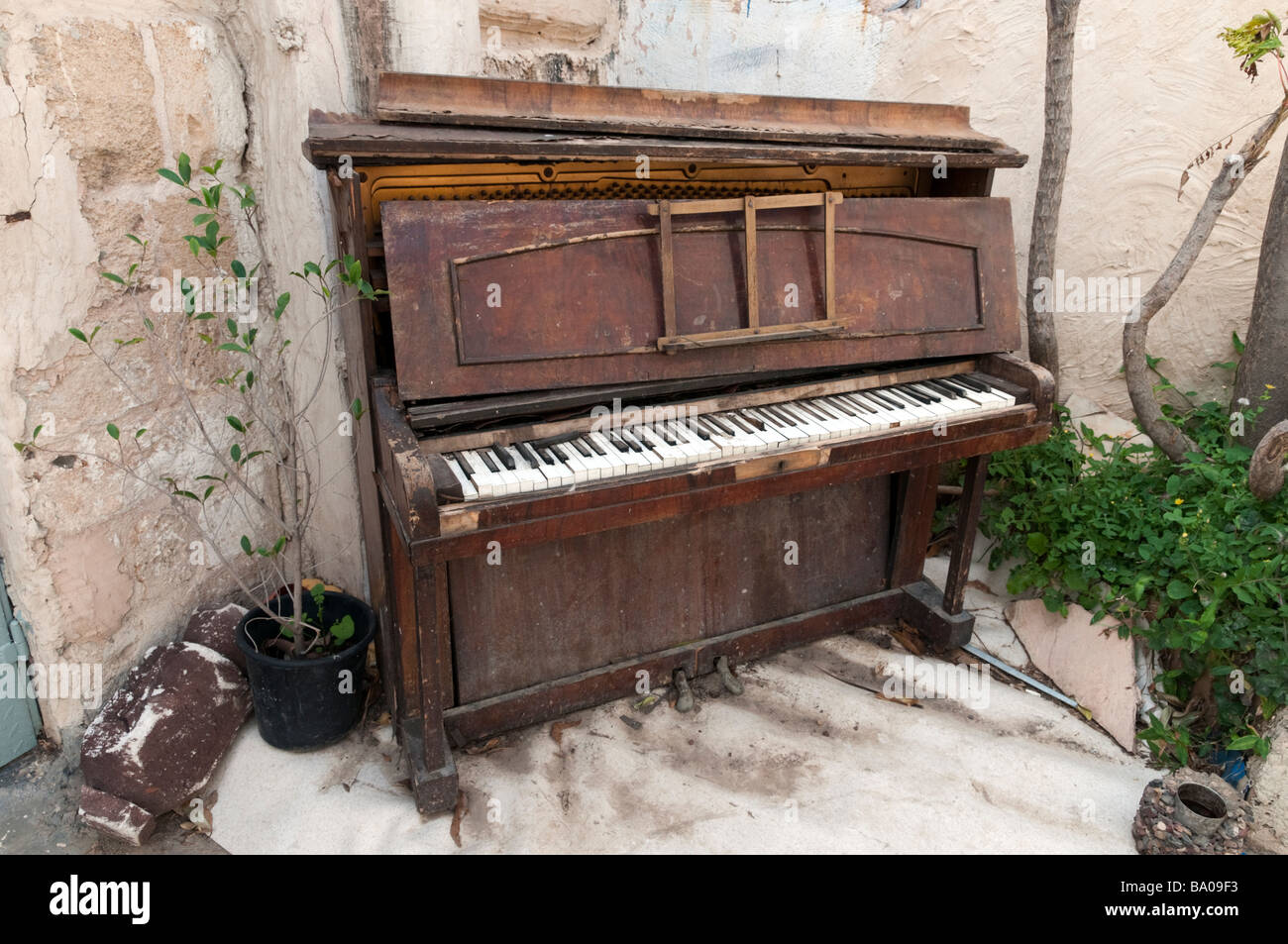 Discarded instruments hi-res stock photography and images - Alamy