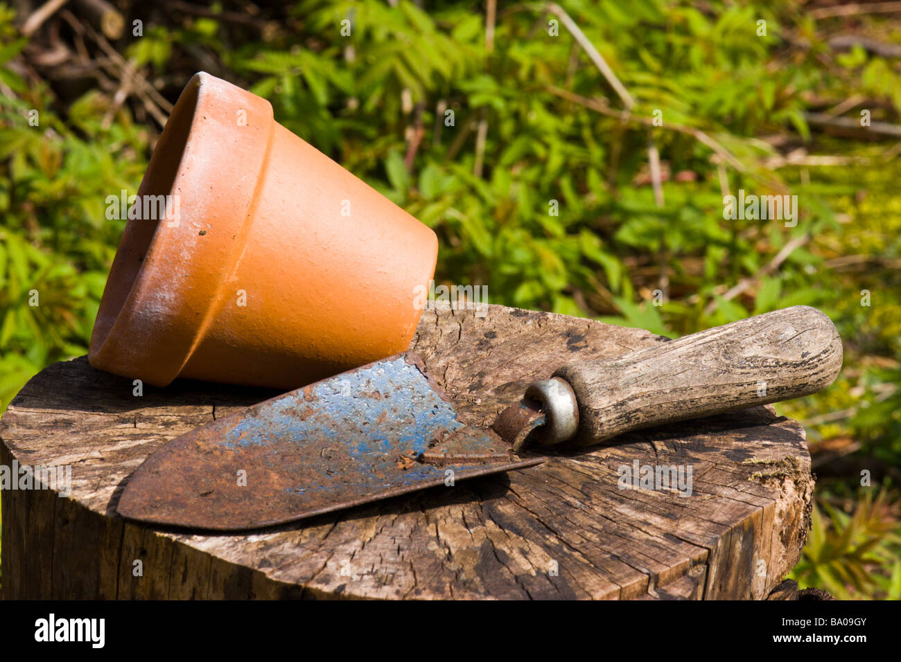 Terracotta pot & trowel Stock Photo - Alamy