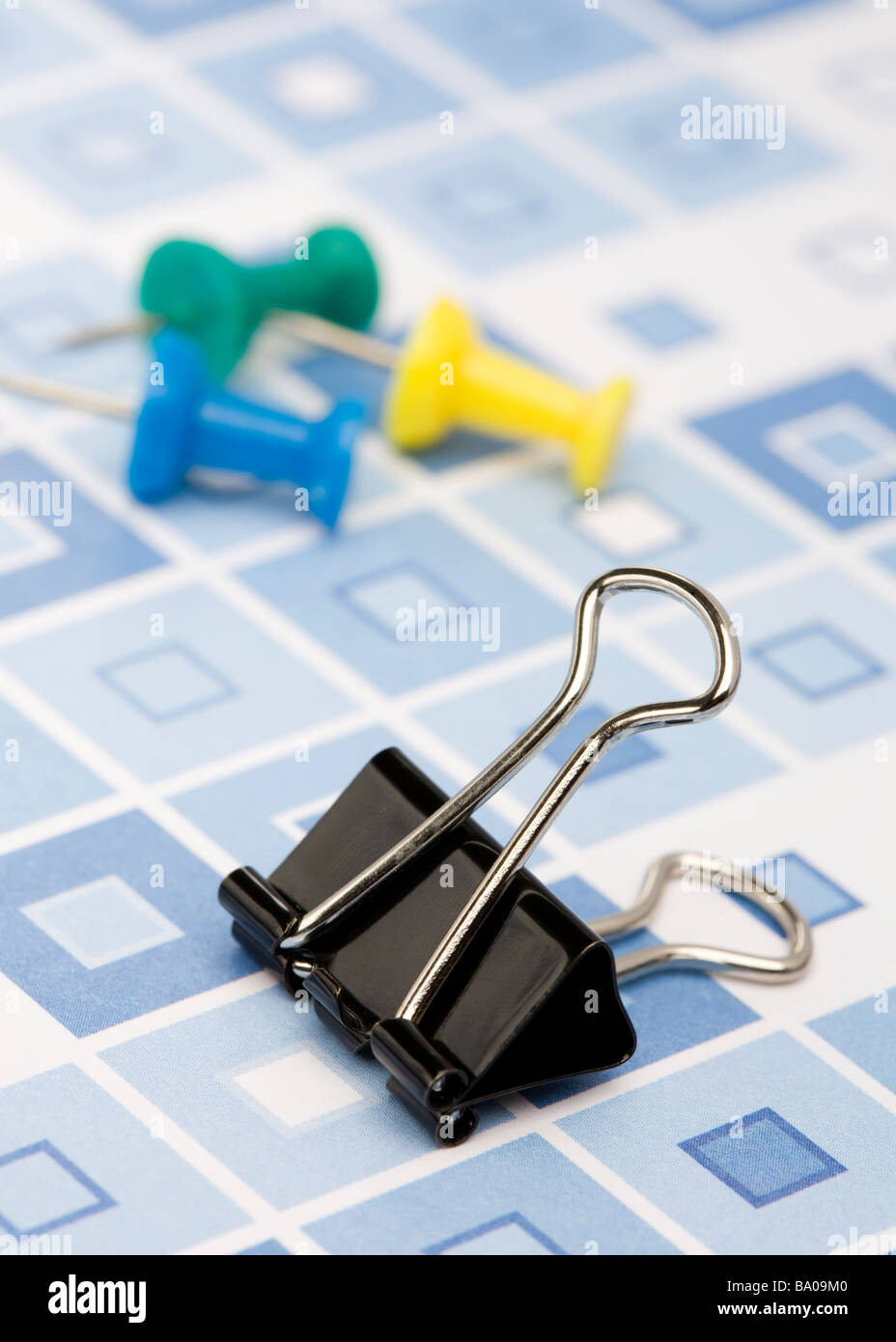 Binder clip and push pins (map pin Stock Photo - Alamy