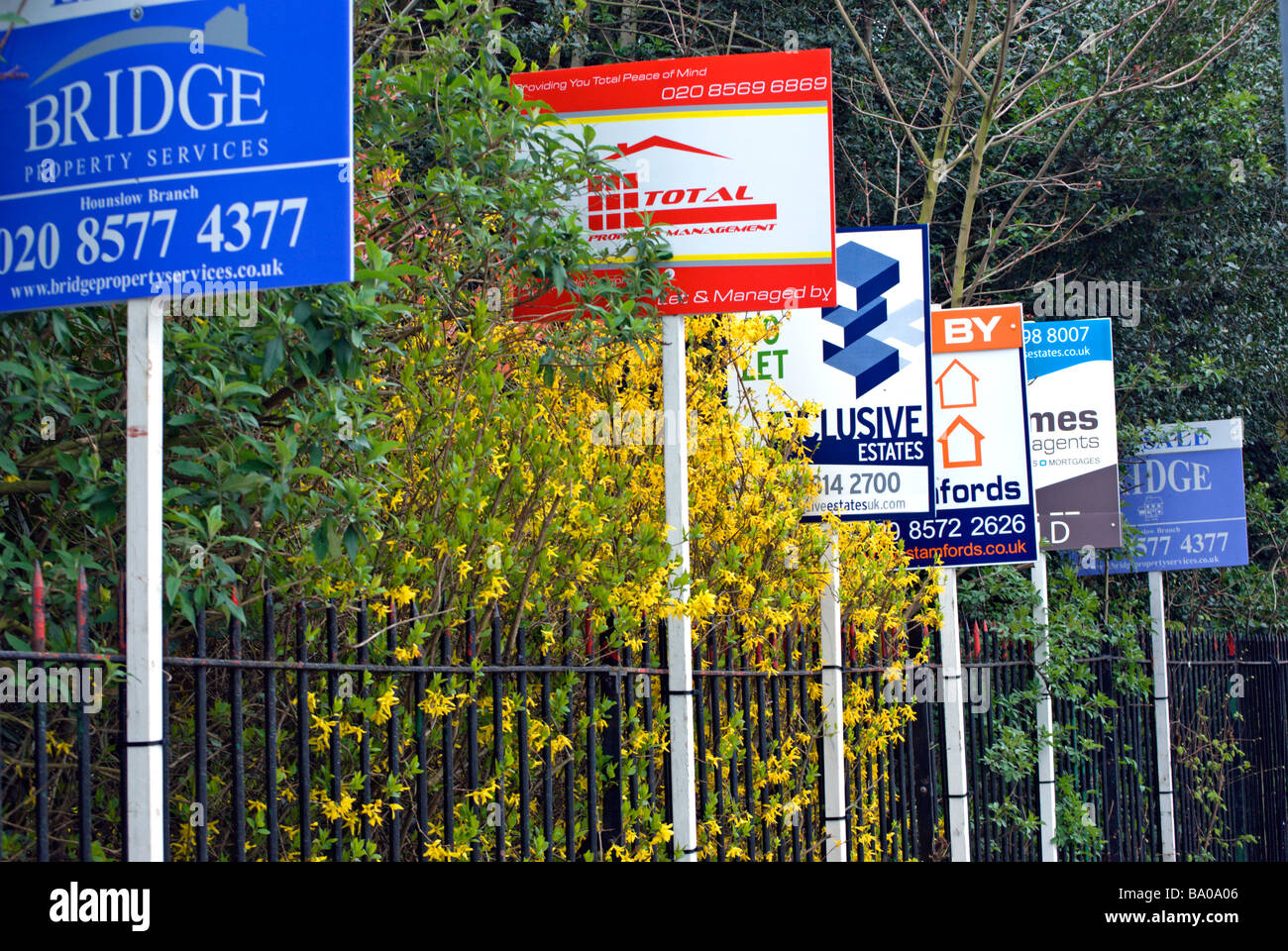Estate agents signs hi-res stock photography and images - Alamy