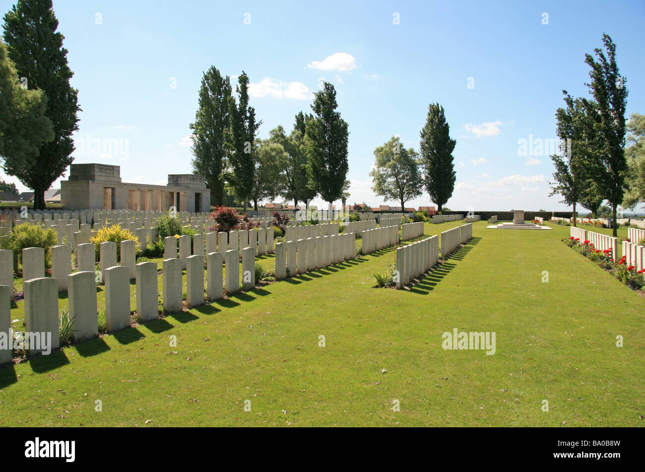 Lines of headstones in the CWGC Messines Ridge British Cemetery, Mesen ...