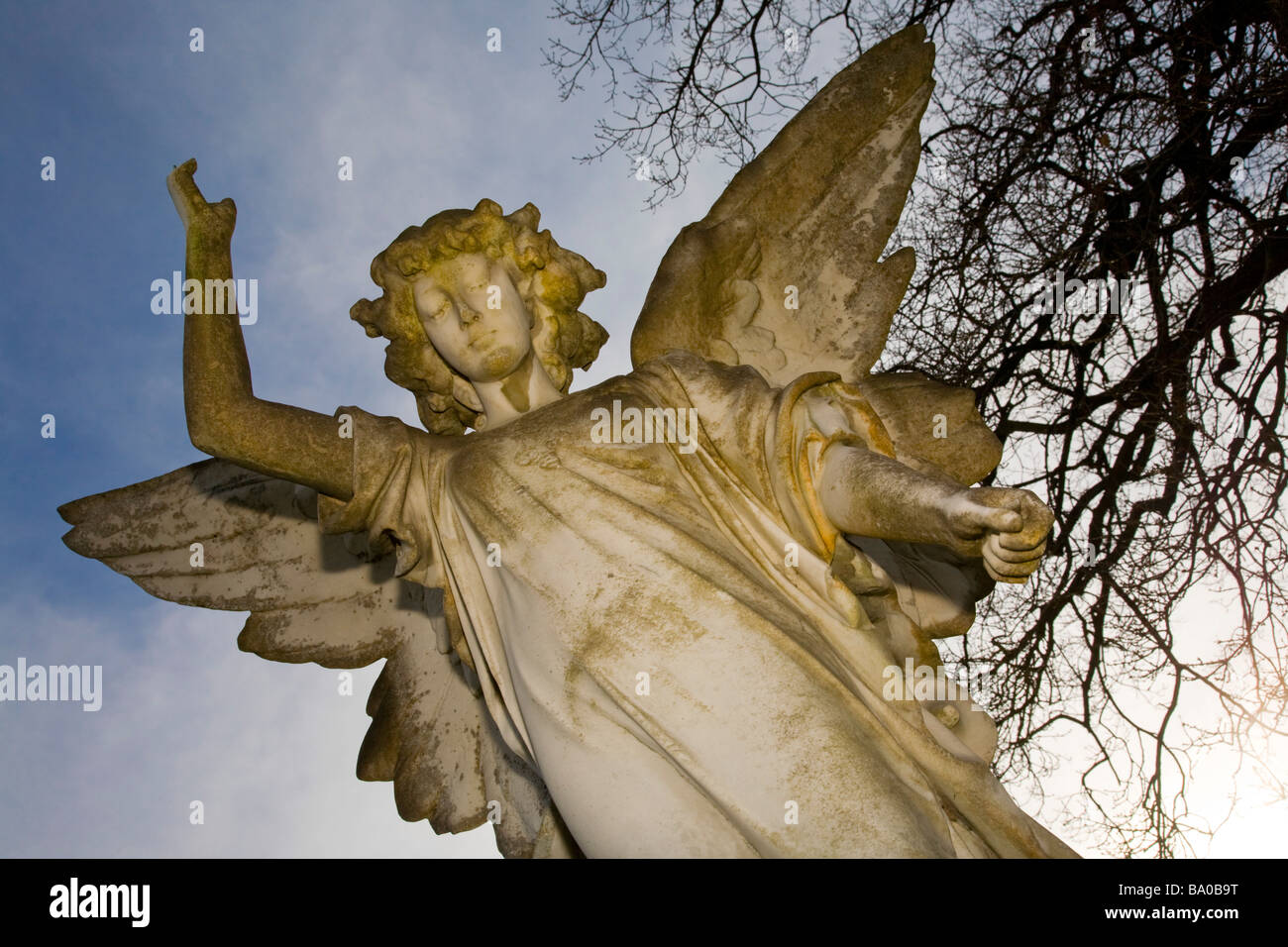 Grave yard tombstone statue hi-res stock photography and images - Alamy