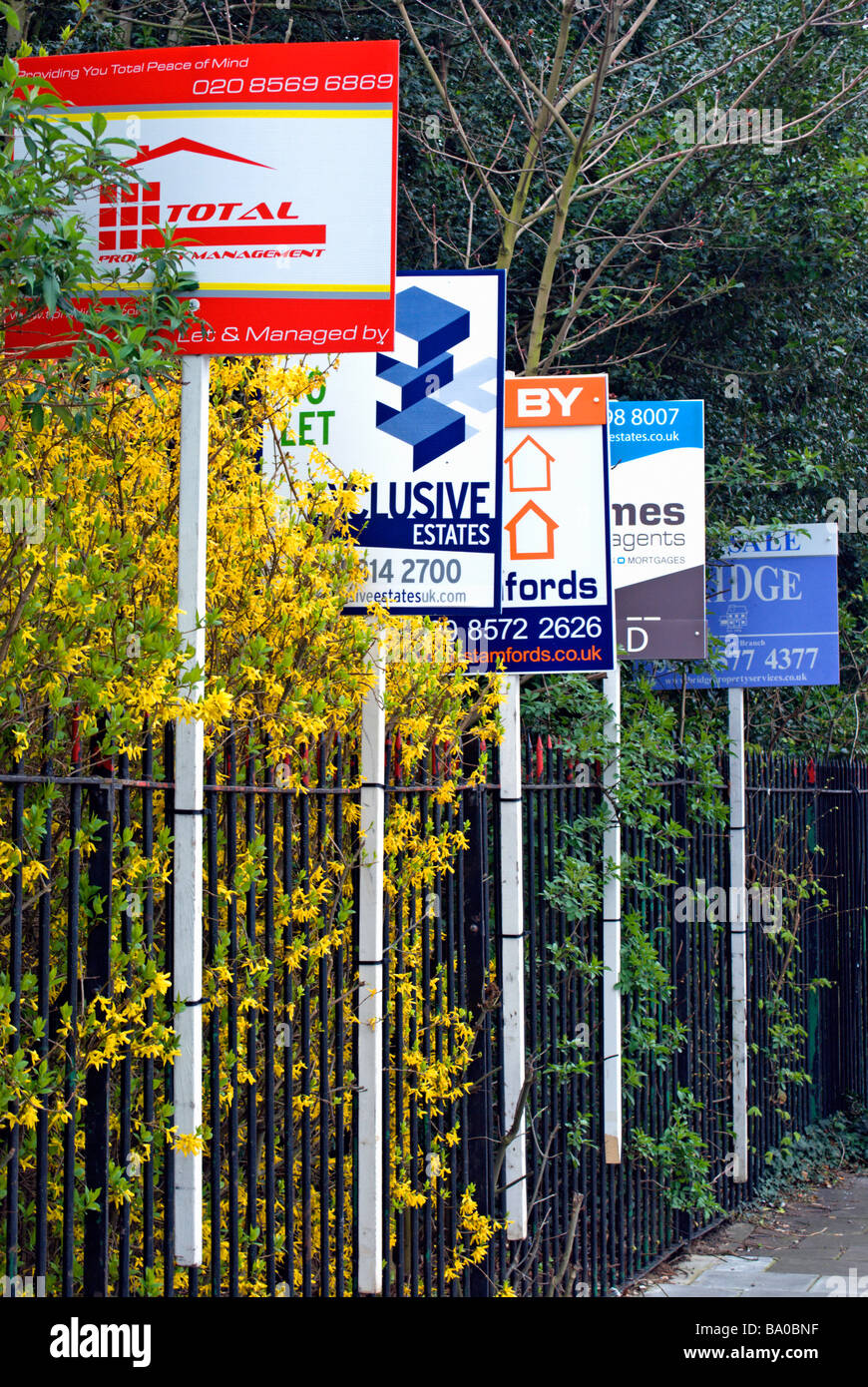 Estate agent signs hi-res stock photography and images - Alamy