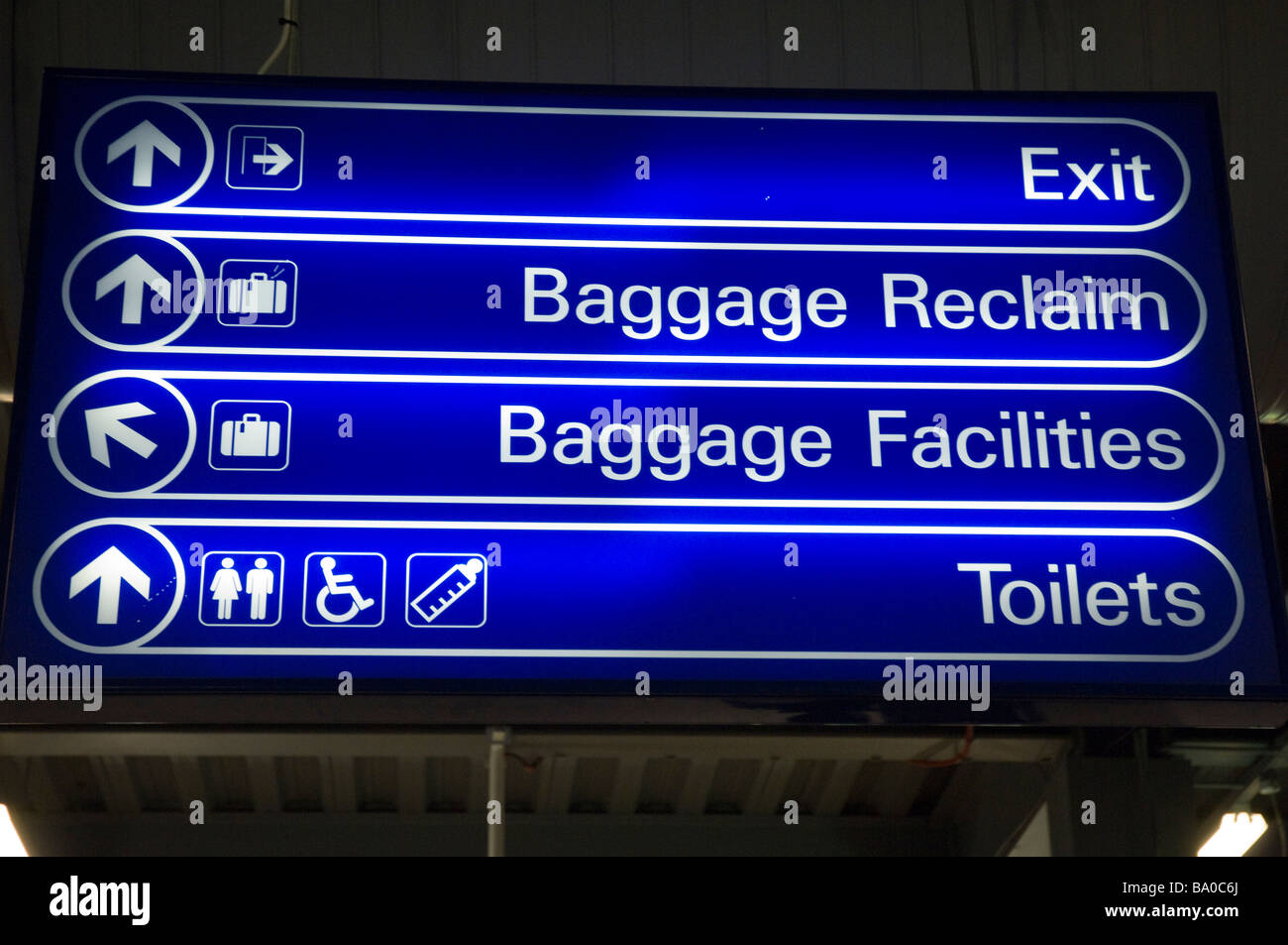 Airport signage departures uk hi-res stock photography and images - Alamy