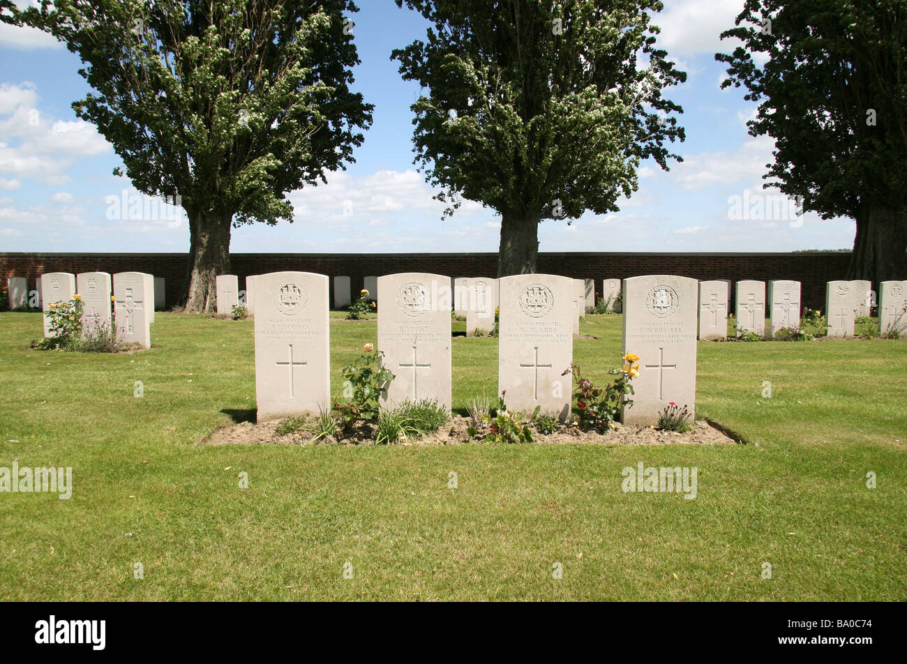 A line of four headstones in the CWGC Perth (China Wall) Cemetery ...