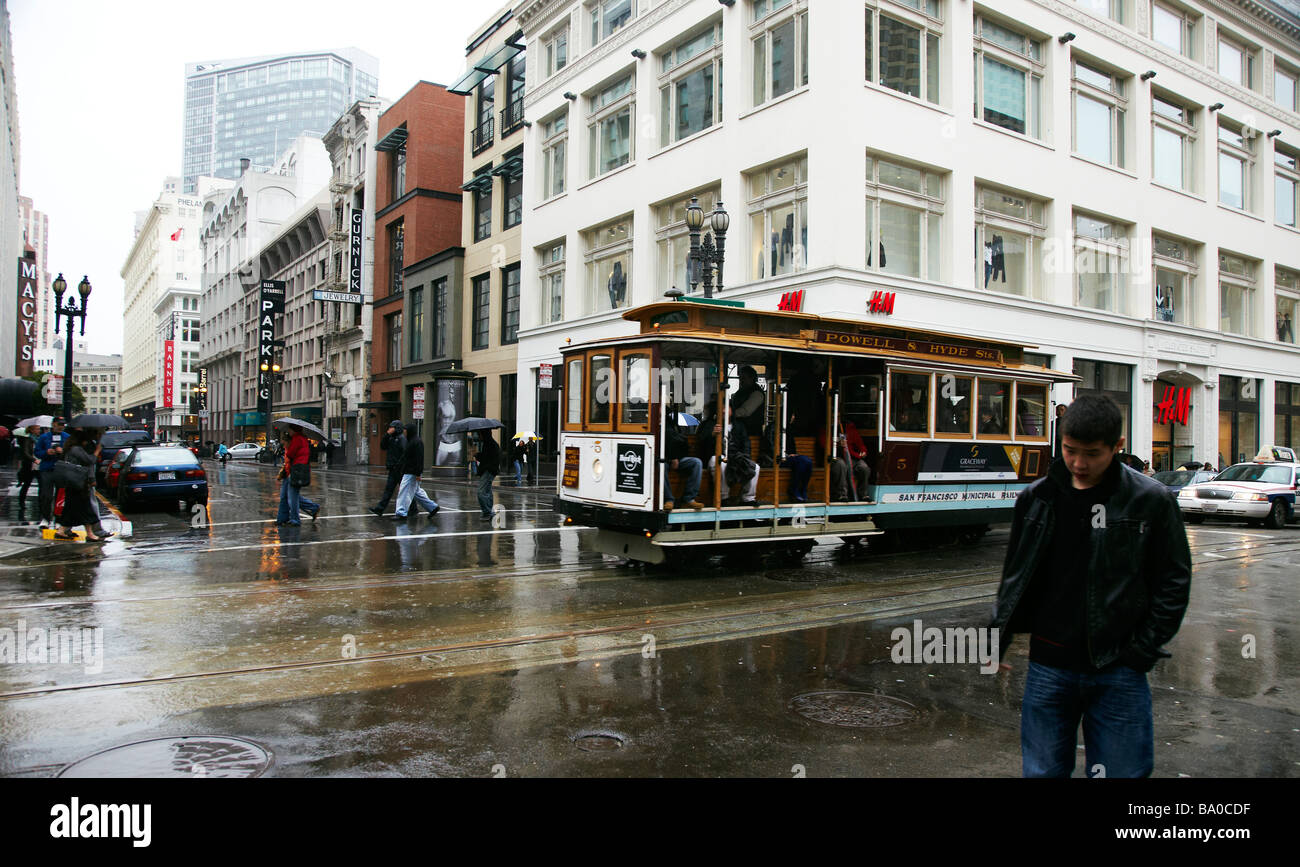 San francisco cable car street scene hi-res stock photography and ...