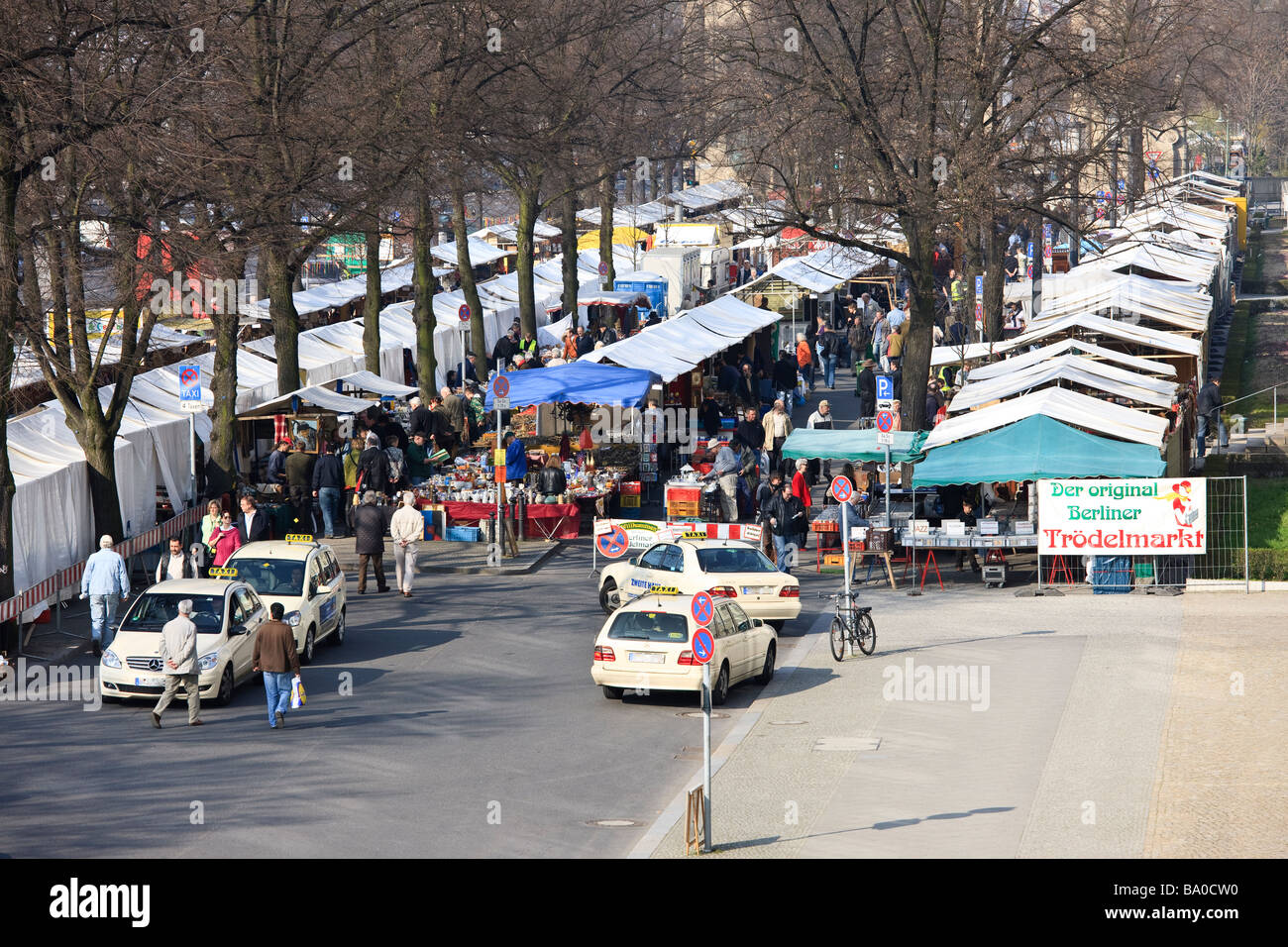 Overview of the flea market in front of the Ernst Reuter house in ...