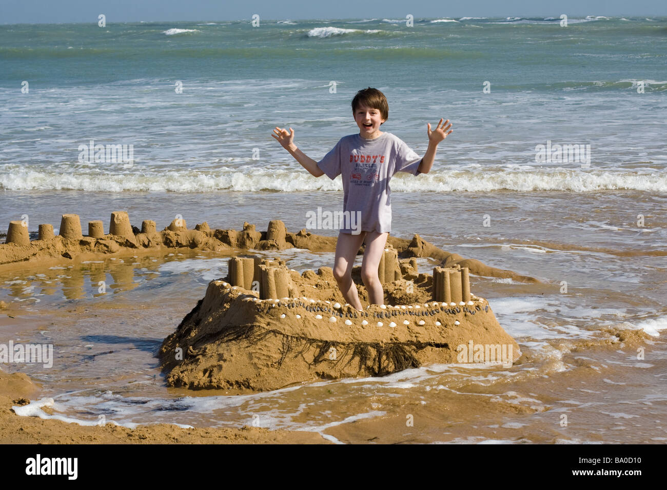 Castle inside destroy hi-res stock photography and images - Alamy