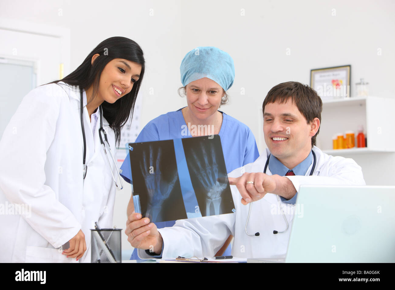 Medical personnel hi-res stock photography and images - Alamy