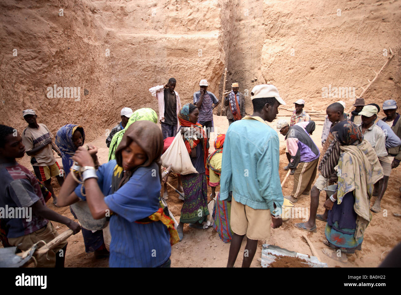 Ethiopian people digging a well Stock Photo - Alamy