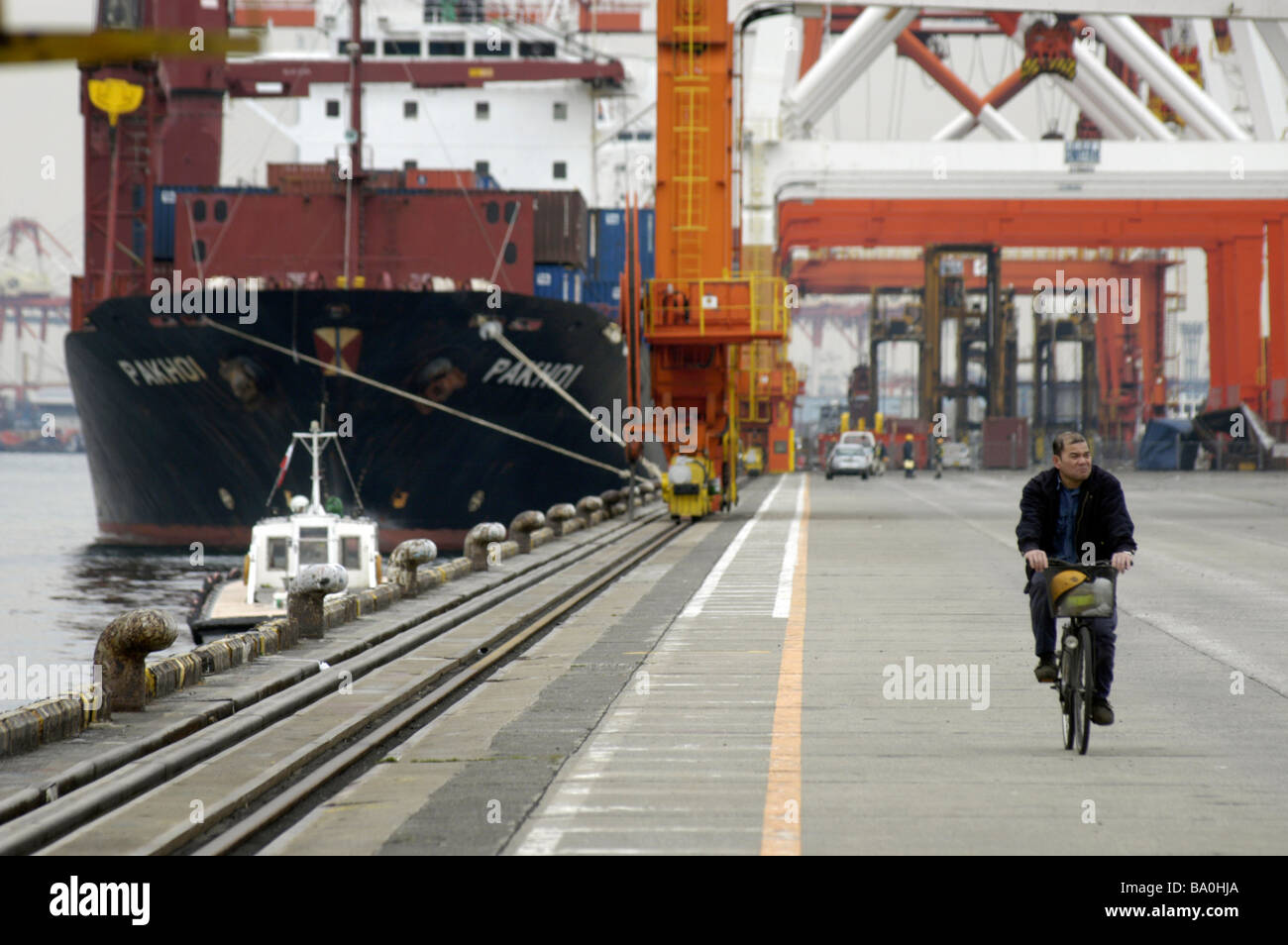 Yokohama container port tokyo japan hi-res stock photography and images ...