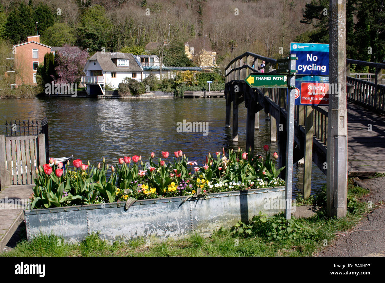 Thames path signs hi-res stock photography and images - Alamy
