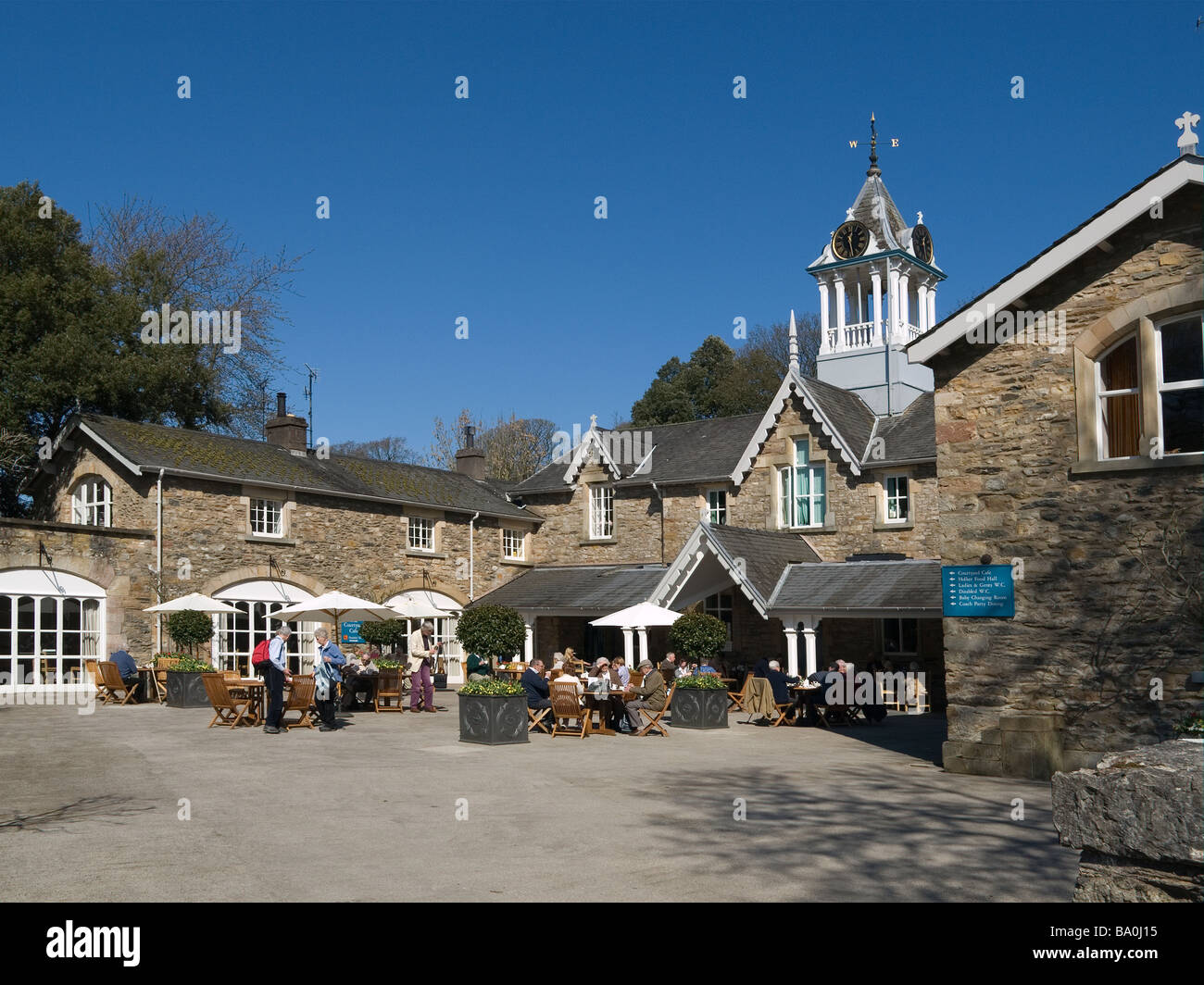 Courtyard cafe hi-res stock photography and images - Alamy