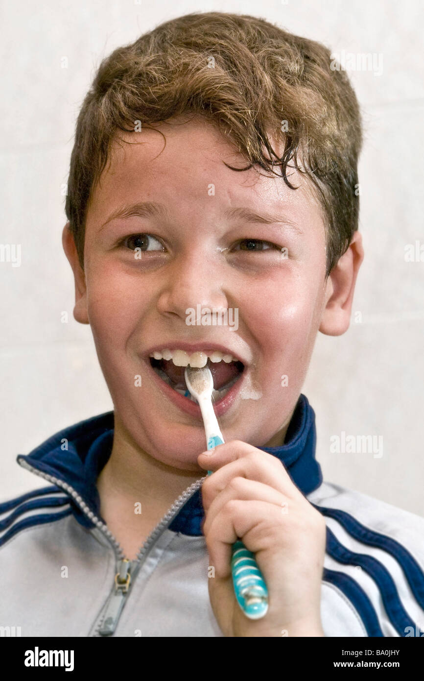 Boy washing teeth Stock Photo - Alamy