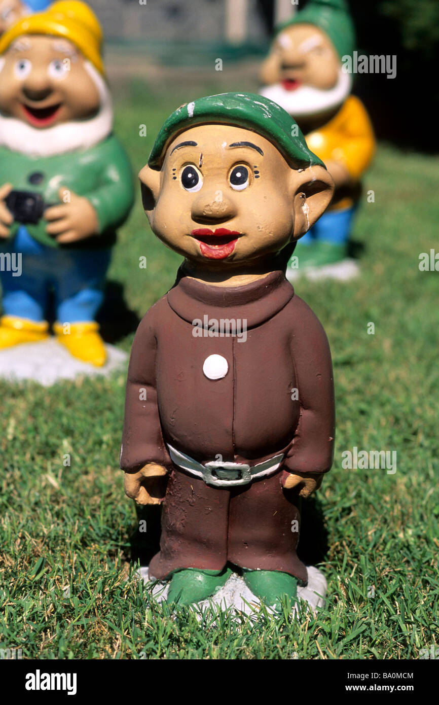Gnomes gardening hi-res stock photography and images - Alamy