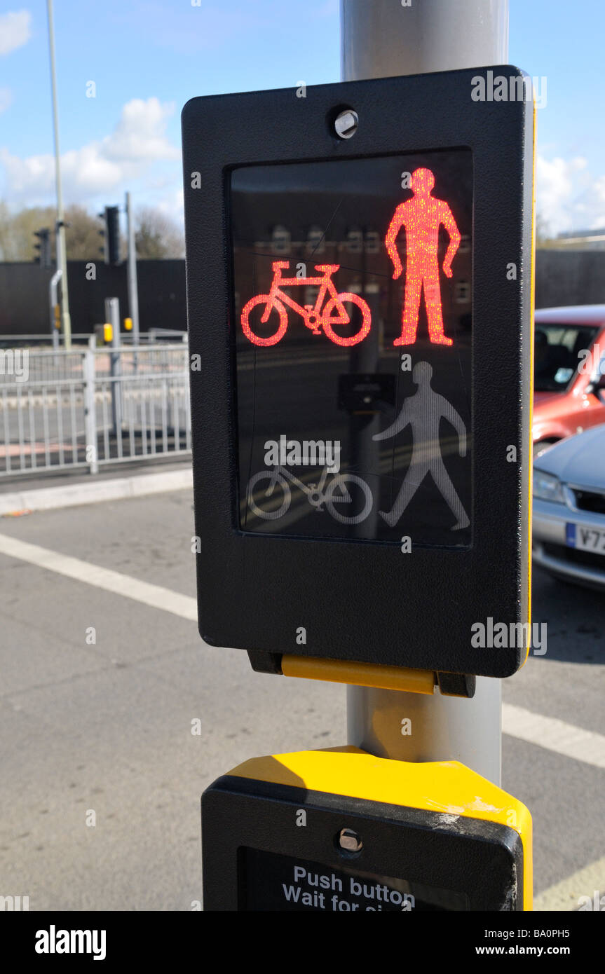 Pedestrian and cyclist traffic crossing signal Stock Photo - Alamy