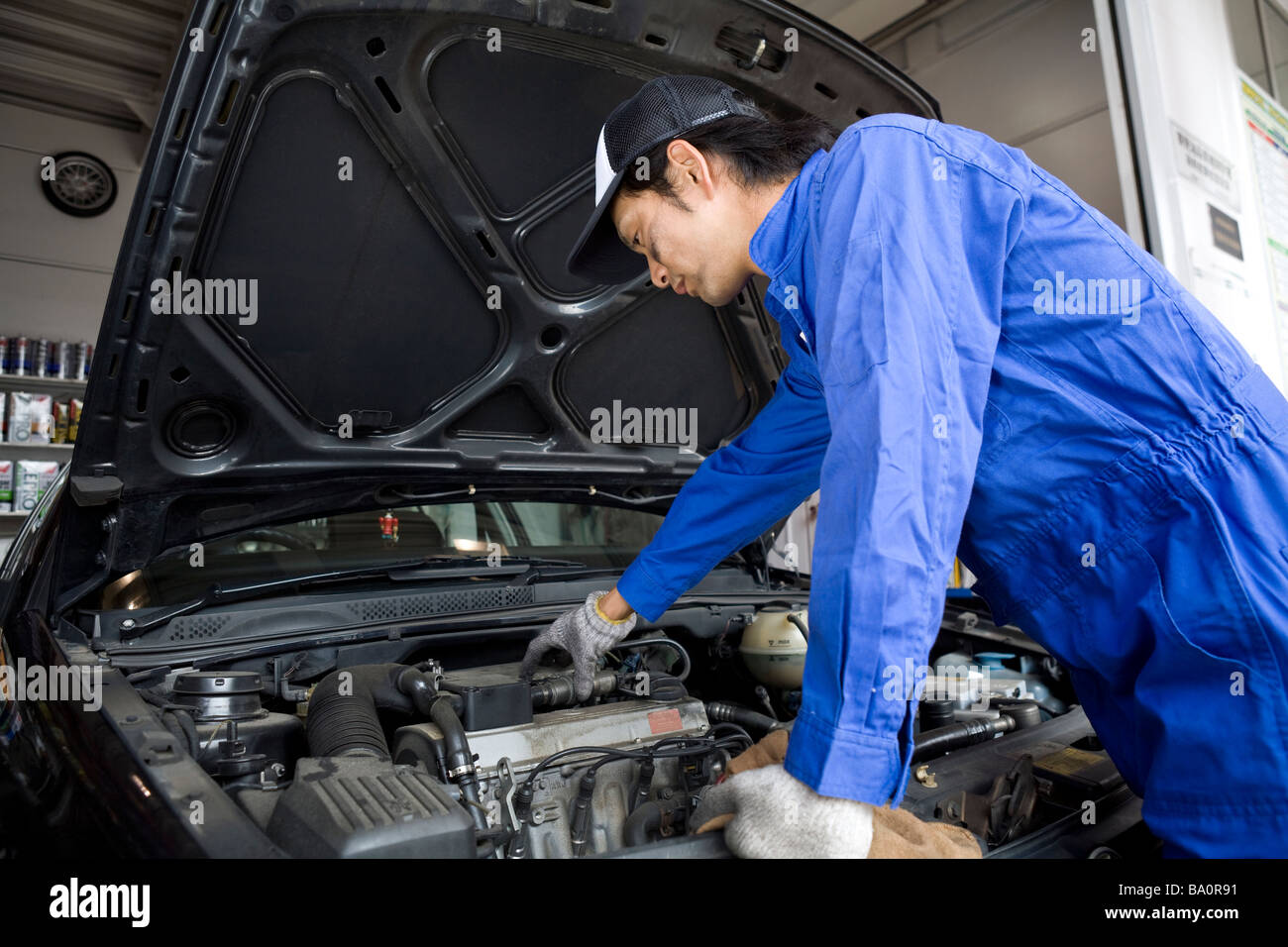 Japanese car mechanic hi-res stock photography and images - Alamy