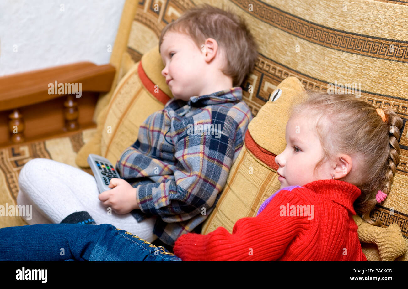 Children look at tv hi-res stock photography and images - Alamy