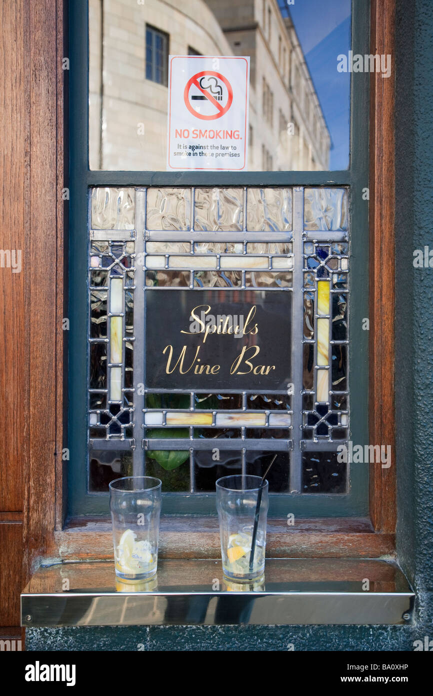 No smoking sign bar hi-res stock photography and images - Alamy