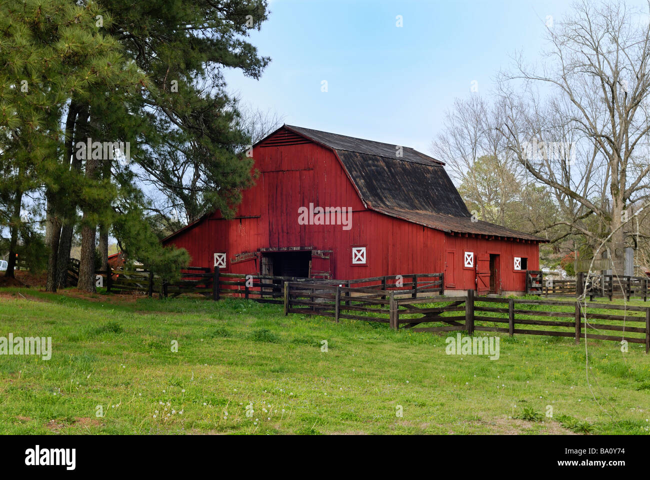 Classic red barn hi-res stock photography and images - Alamy
