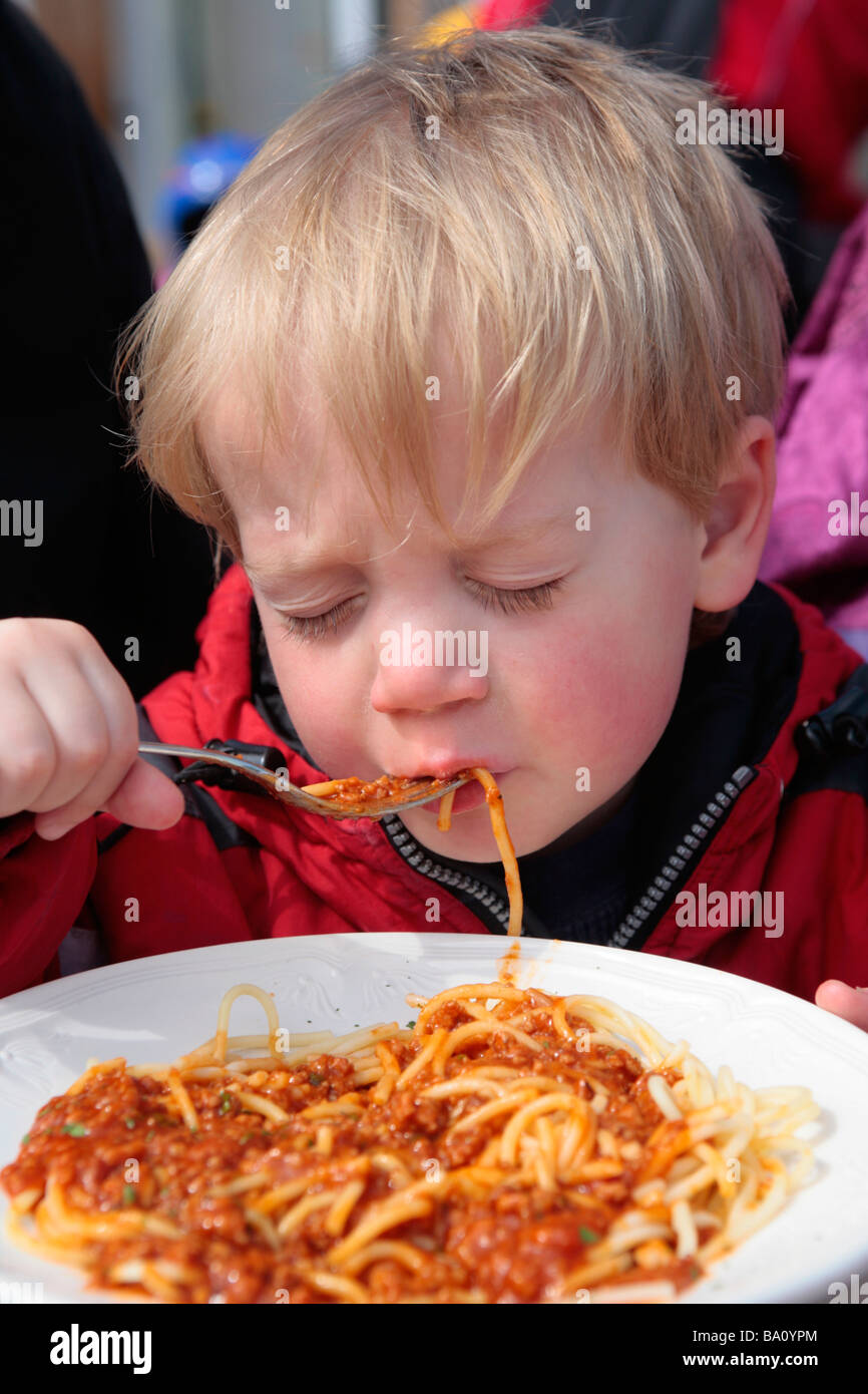 young boy eating spaghetti Stock Photo - Alamy