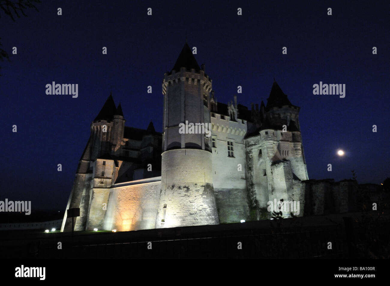 Medieval castle night moon hi-res stock photography and images - Alamy