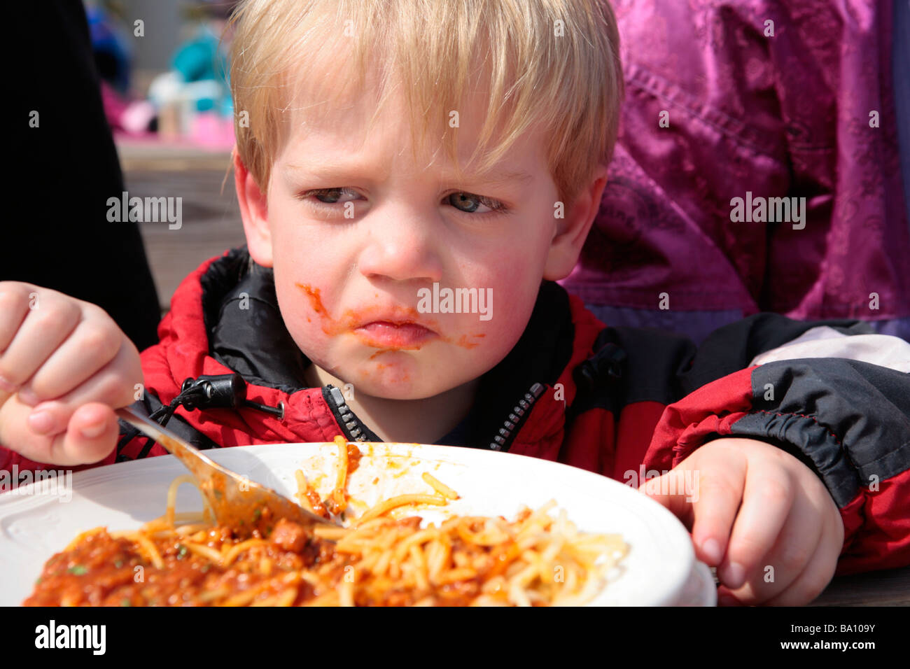 young boy eating spaghetti Stock Photo - Alamy
