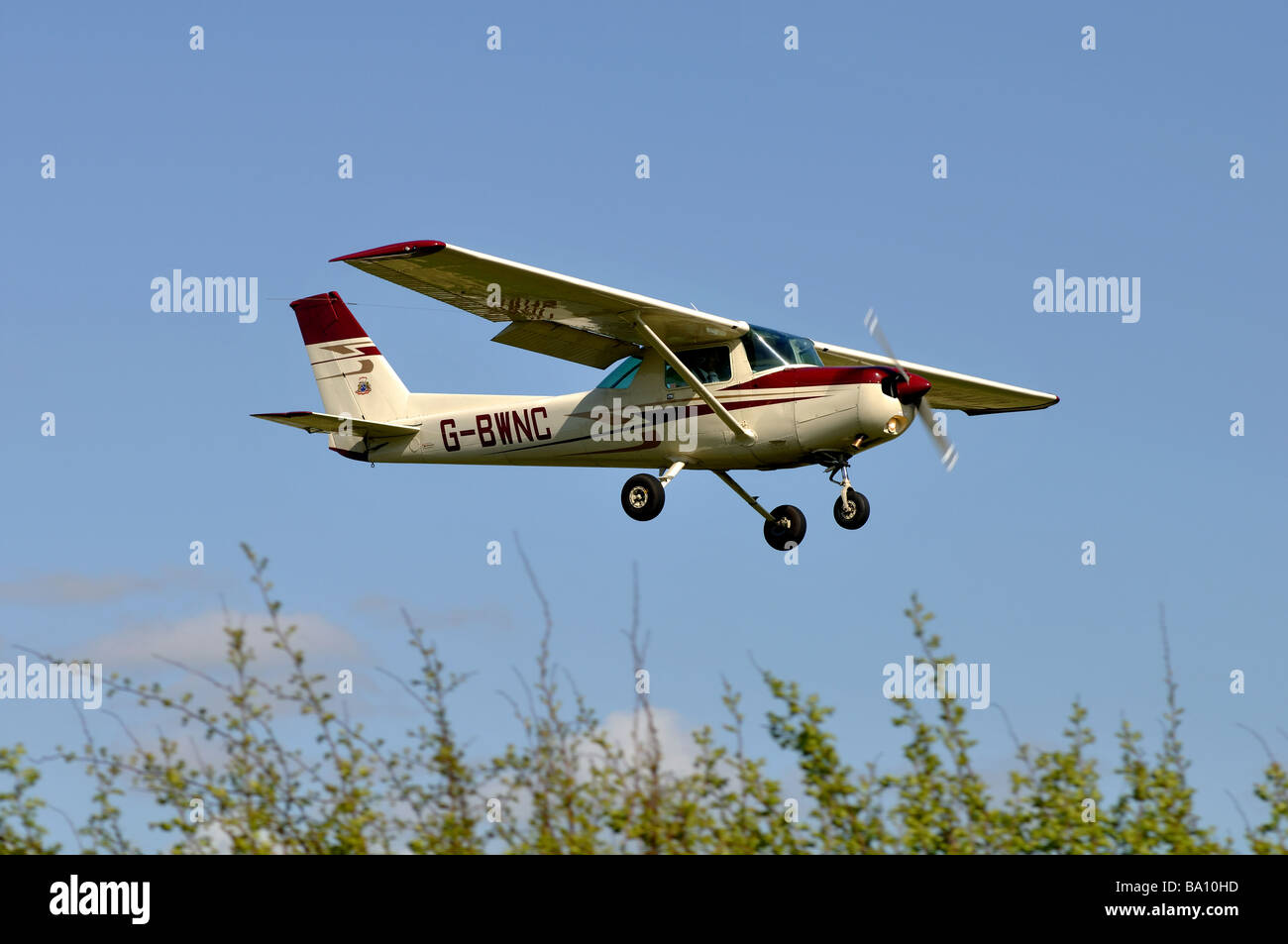 Cessna 152 aircraft landing at Wellesbourne Airfield, Warwickshire, UK ...