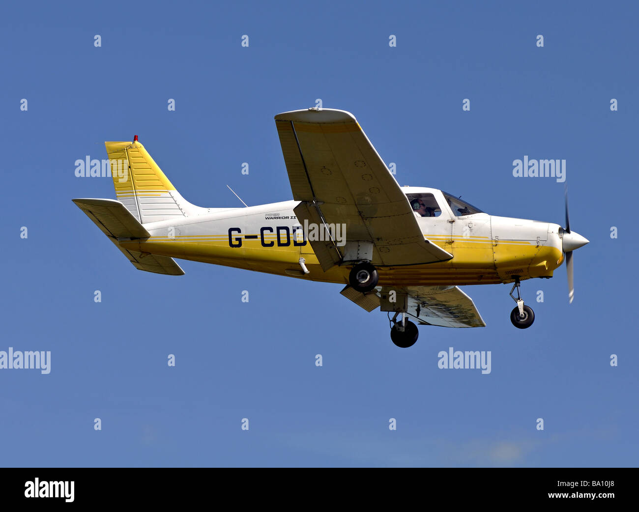 Piper PA26 Warrior aircraft landing at Wellesbourne Airfield ...