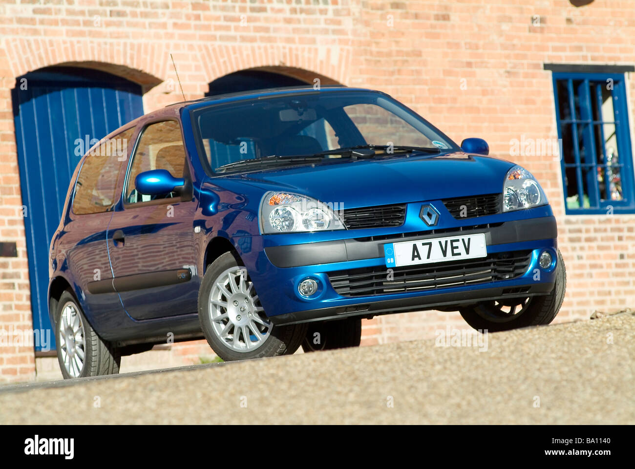 Blue Renault clio dynamique cdi100 2005 with personalised number plate ...
