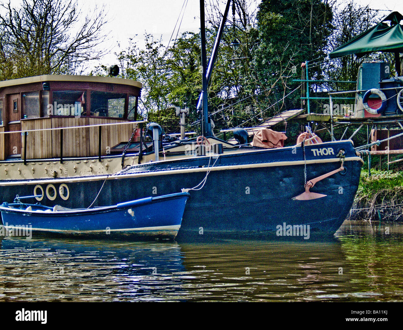 River mooring houseboat hi-res stock photography and images - Alamy