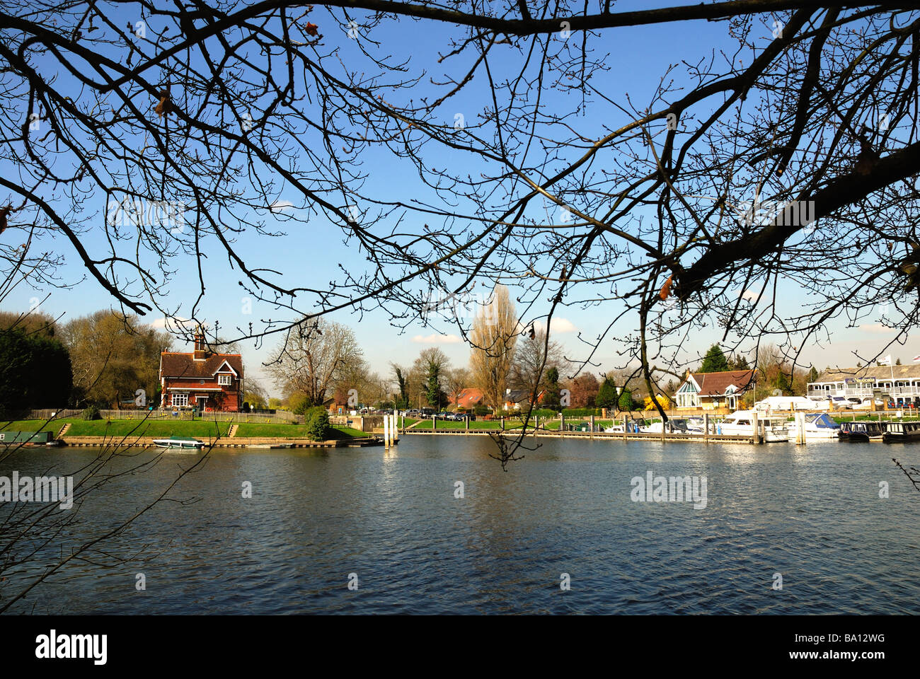 Shepperton lock hi-res stock photography and images - Alamy