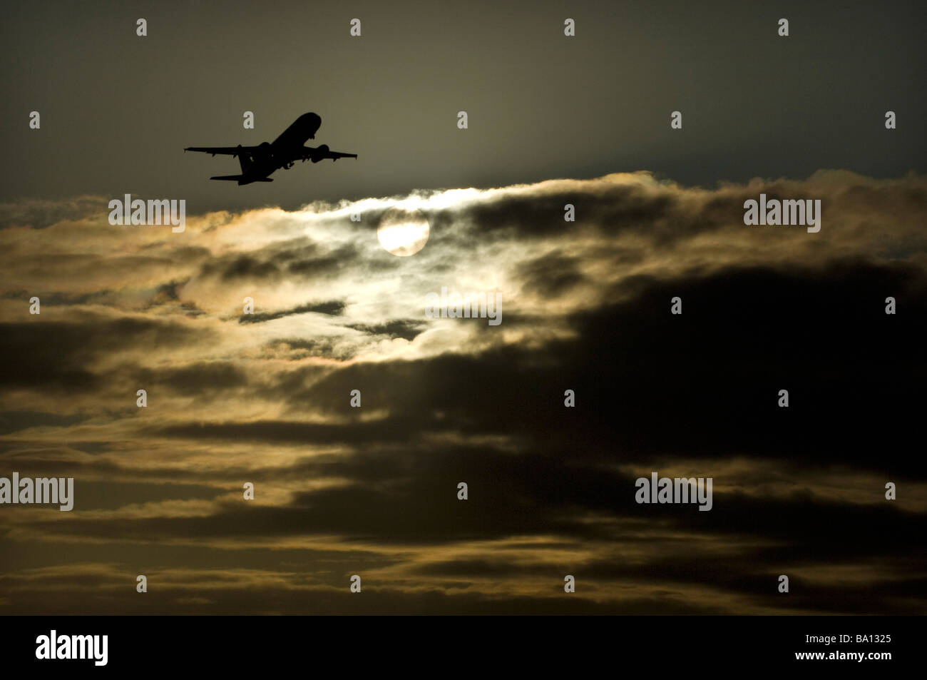 Airplane taking off sunrise hi-res stock photography and images - Alamy