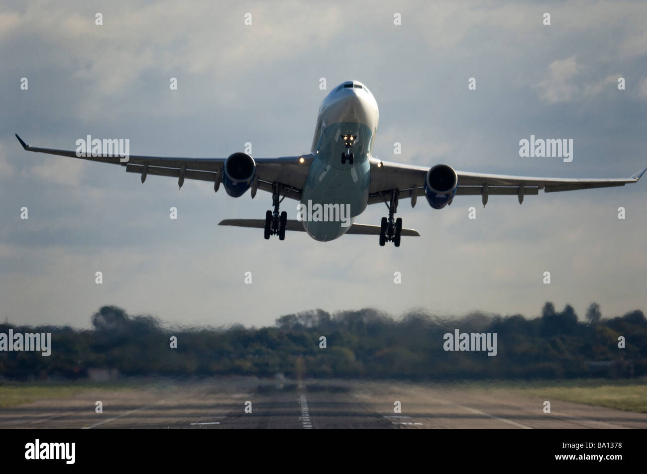 A Thomas Cook Boeing 757 charter flight package holiday jet takes off ...