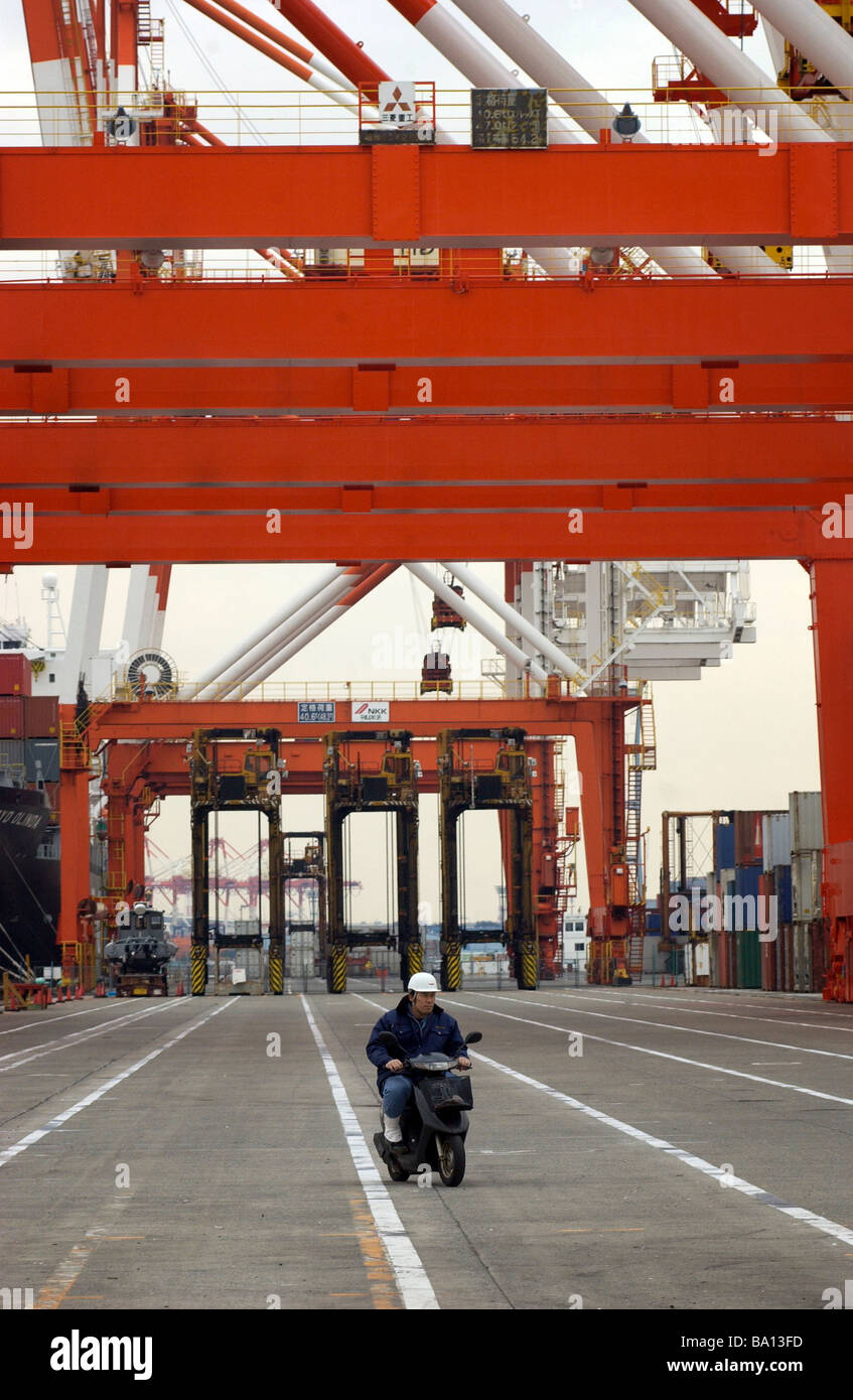 Yokohama container port tokyo japan hi-res stock photography and images ...
