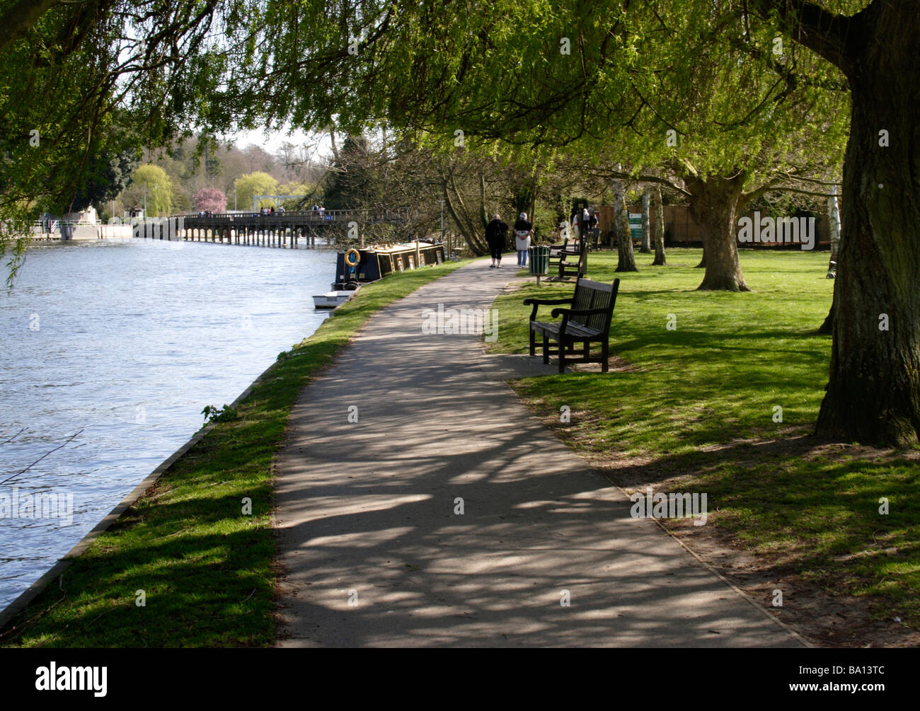 Spring on the thames hi-res stock photography and images - Alamy