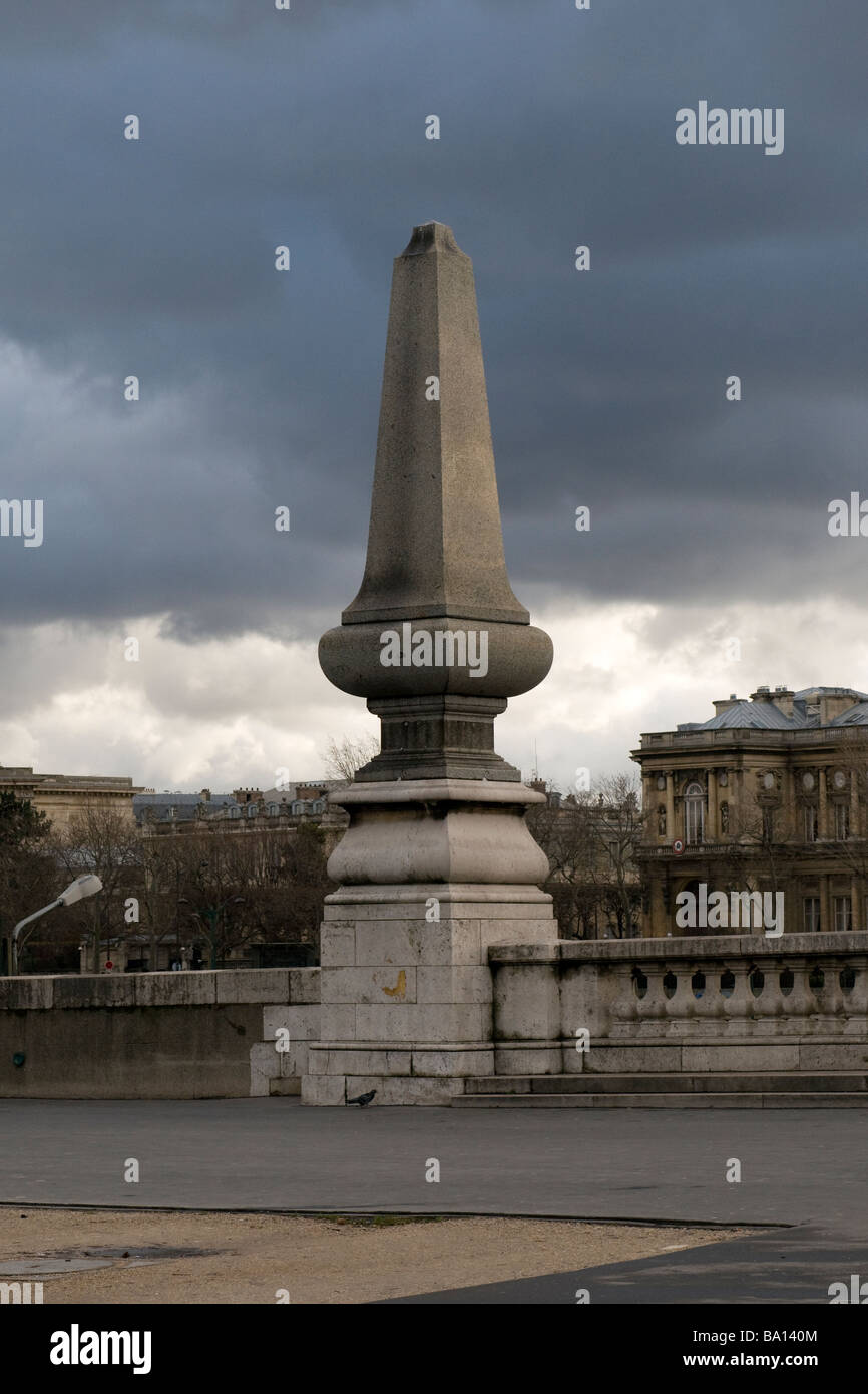 Sculpture at Paris bridge Stock Photo - Alamy