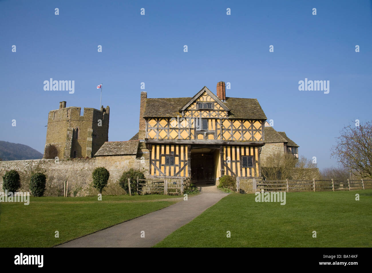 Timber framed gatehouse hi-res stock photography and images - Alamy