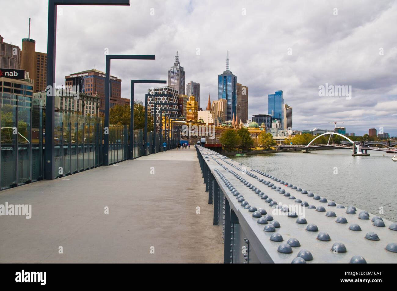 Melbourne skyline along yarra river hi-res stock photography and images ...