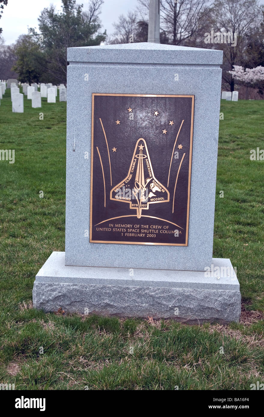 Memorial Grave of the crew of Space Shuttle Challenger at Arlington ...