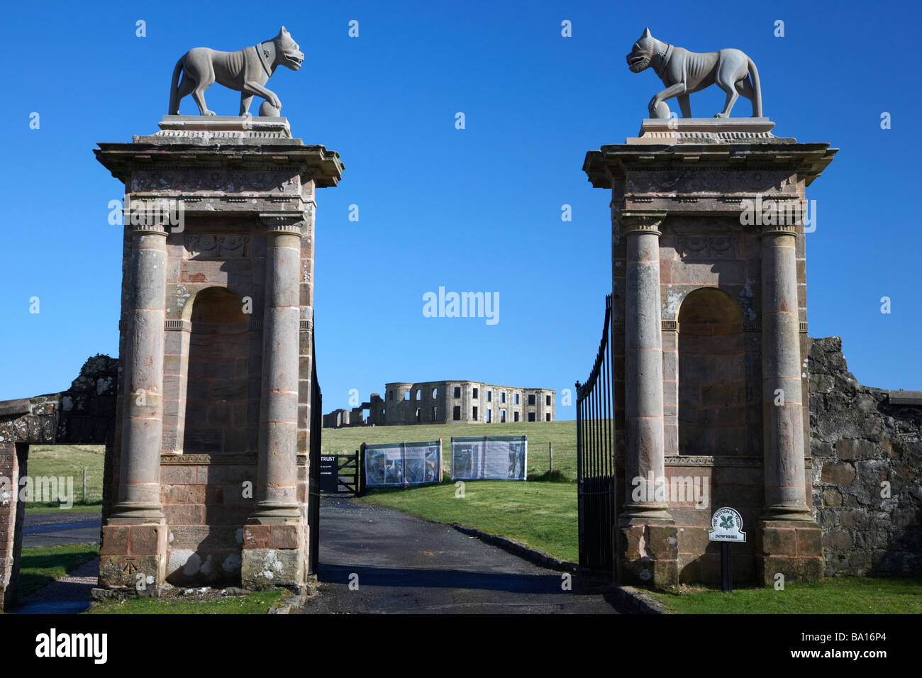 Lion at the castle gate hi-res stock photography and images - Alamy