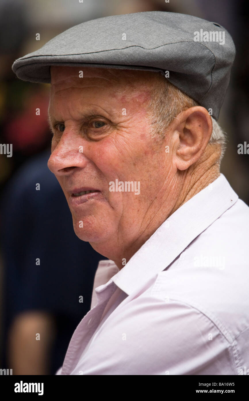 Old italian man flat cap hi-res stock photography and images - Alamy