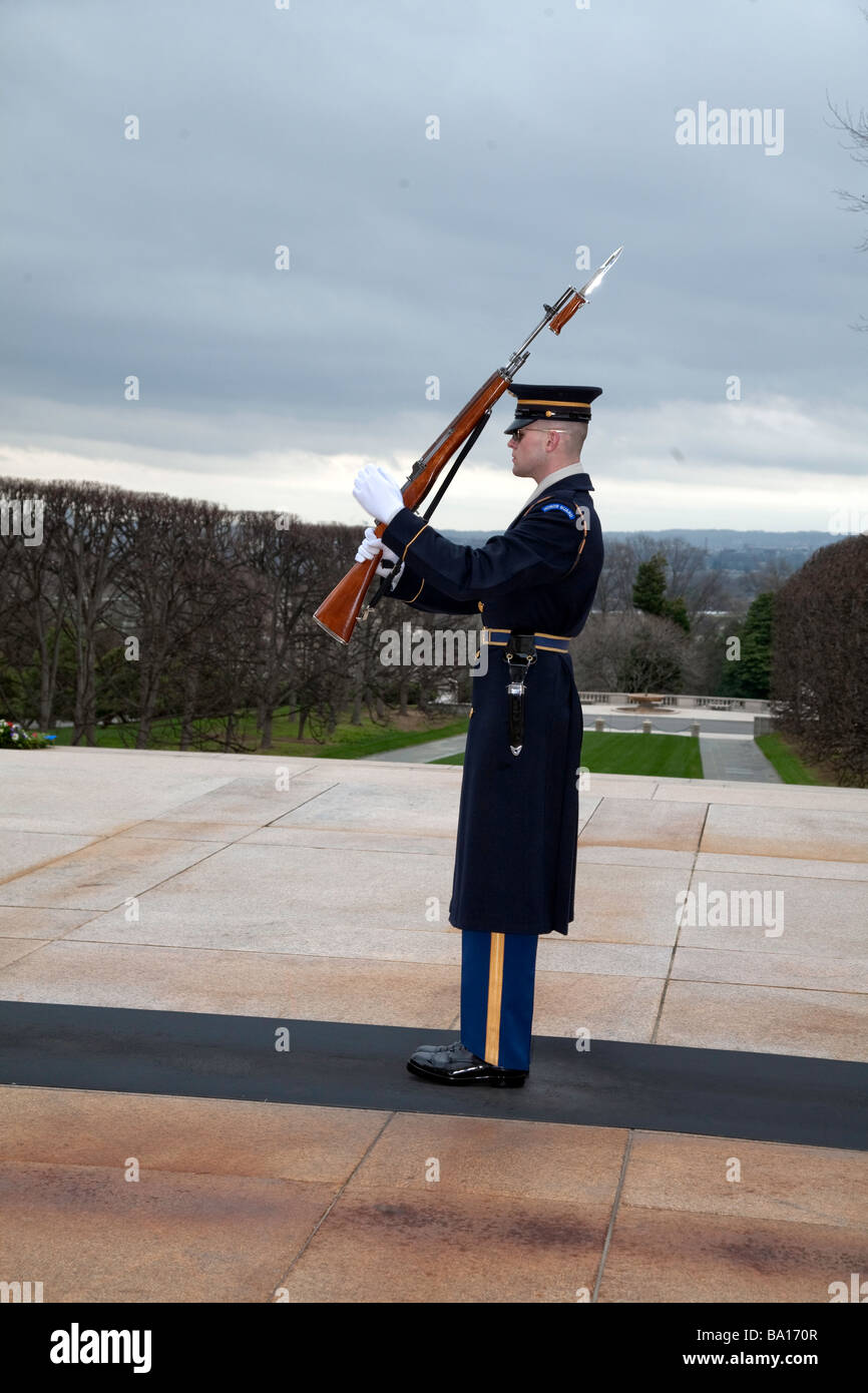 Guard at the Tomb of the Unknowns Soldier, Arlington National Cemetery ...