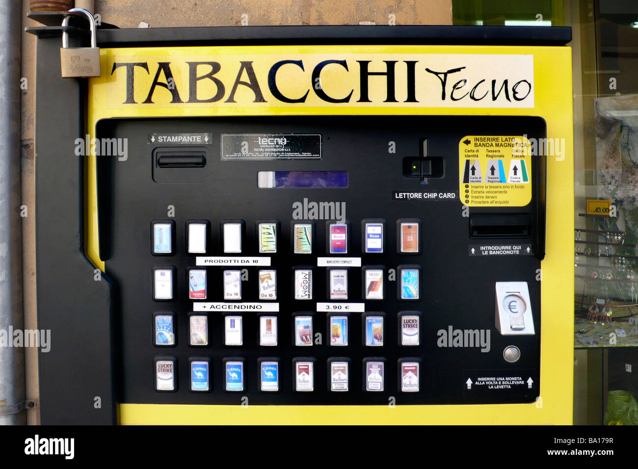 Cigarette vending machine Stock Photo - Alamy