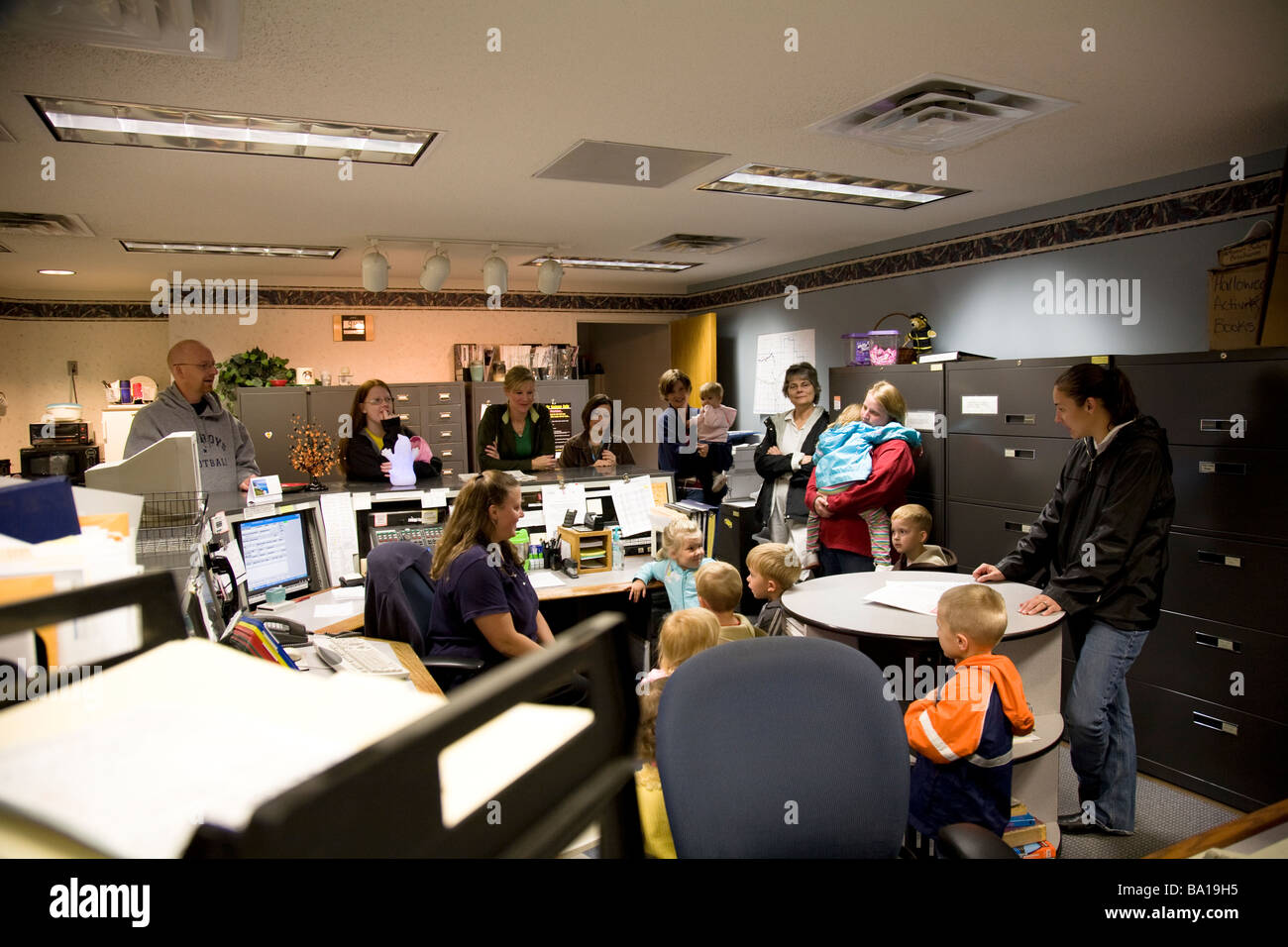 Children visiting a Police Department and learning how the Dispatch ...