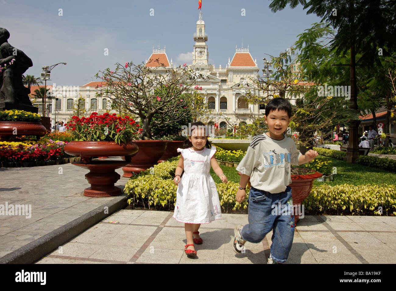 Children outside building asia hi-res stock photography and images - Alamy